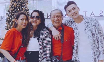 Đăng ảnh đón Giáng sinh cùng gia đình, Isaac khéo khoe cô em gái xinh đẹp