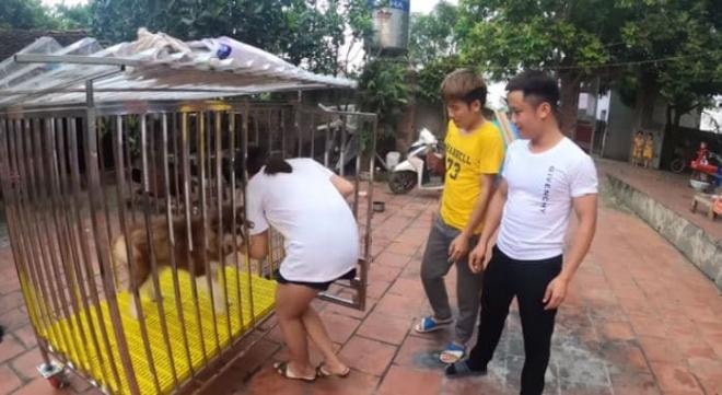 Con trai bà Tân Vlog gây tranh cãi khi dụ nhốt em gái nuôi vào chuồng chó