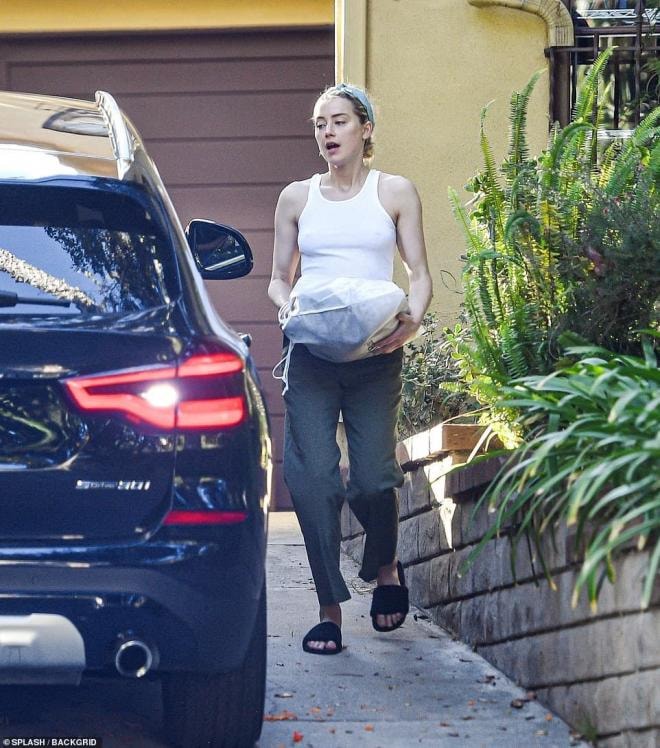 Amber Heard vô tư 'thả rông' vòng một, cười tươi như hoa sau khi Johnny ...