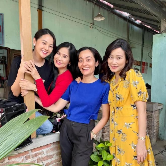 Diễn viên Hạnh Thúy ôn lại kỷ niệm cũ bên loạt sao Việt, ảnh chụp chung ...