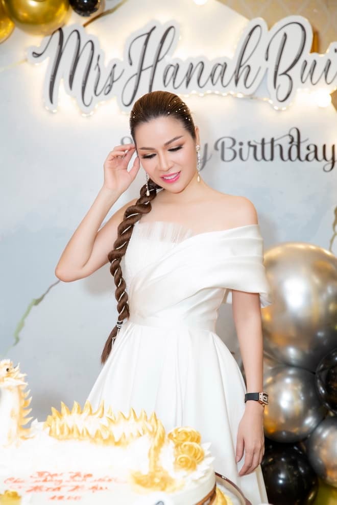 Ca sĩ Quang Lê, Dương Ngọc Thái tưng bừng chúc mừng sinh nhật Hoa hậu Bùi Thị Hà