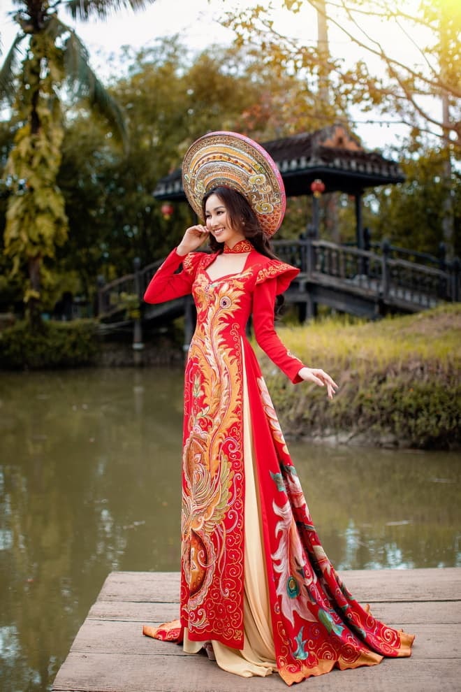 Hoa hậu Đoàn Hồng Trang thả dáng lụa trong BST 'Đất rồng hồn Việt'