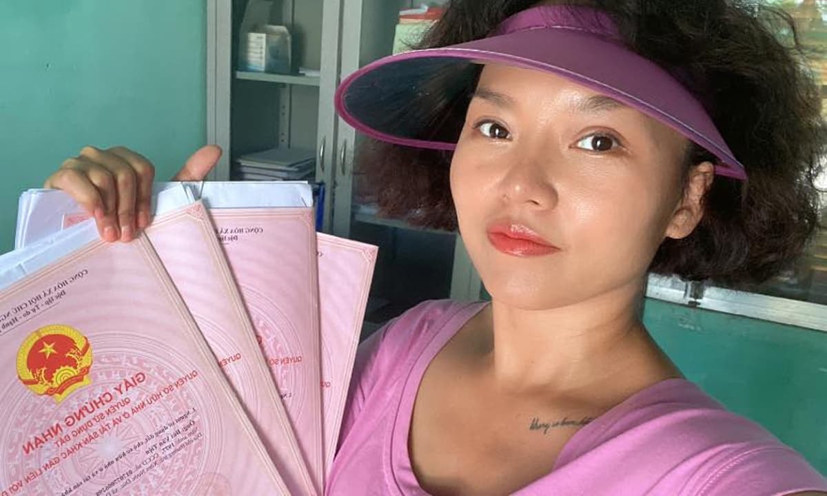 Thái Thùy Linh khoe cả xấp sổ đỏ nhưng tỏ ra khiêm tốn: 'Nó bé bằng cái móng tay của mấy trùm cá ...