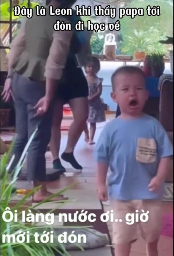 Biểu cảm đối lập nhưng siêu lầy của Lisa và Leon khi được ba Kim đón ...
