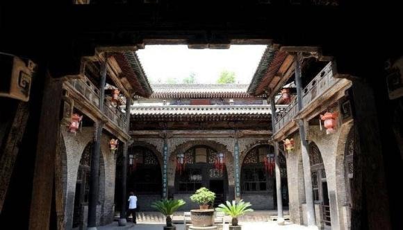 Người xưa có câu: ‘Cửa trước không đốt đèn, sân sau không sáng sủa ...