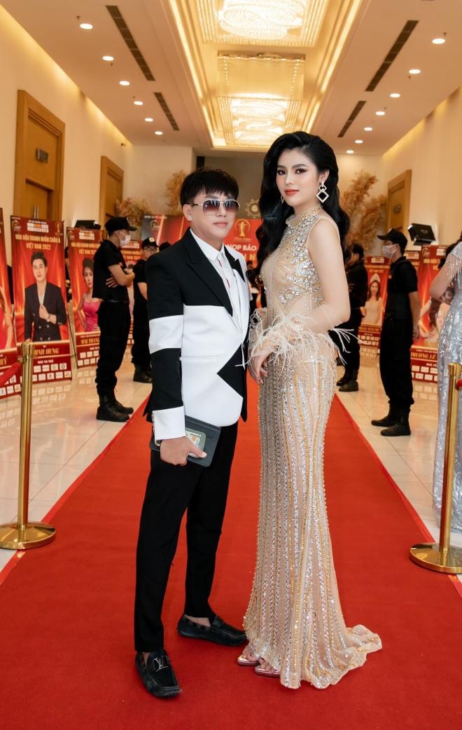 NTK Tommy Nguyễn vẽ dáng lụa ngọc ngà cho Hoa khôi Kim Anh