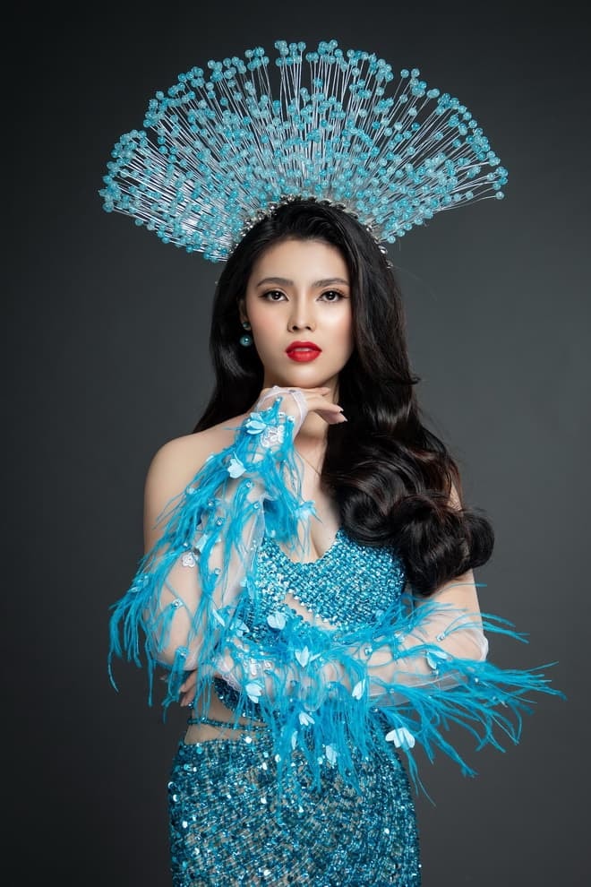 Hoa khôi thời trang Kim Anh diện dạ hội kết đá pha lê cao cấp