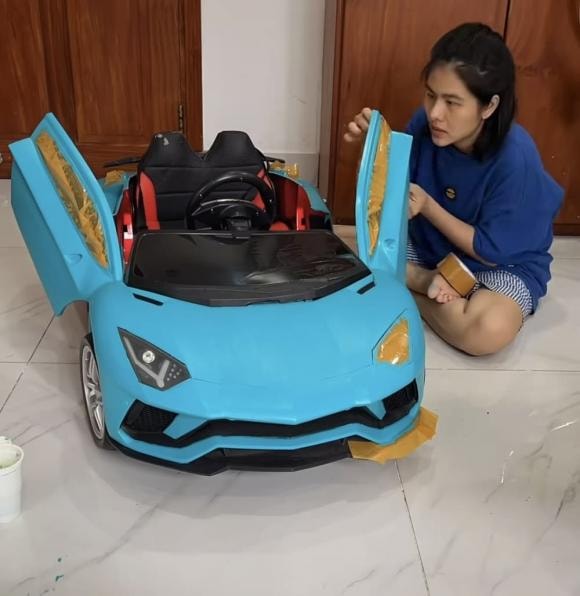 Giàu có là thế nhưng Vân Trang vẫn tự tay 'độ xe' cho ái nữ với lí do ...