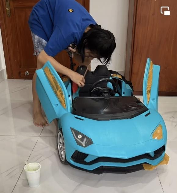 Giàu có là thế nhưng Vân Trang vẫn tự tay 'độ xe' cho ái nữ với lí do ...