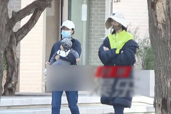 Cô con gái thứ hai của Lý Á Bằng lần đầu lộ diện, đường nét khuôn mặt ...