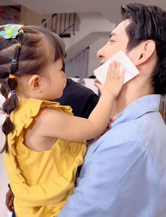 Ông Cao Thắng vừa chụp ảnh vừa chăm con, hành động lau mồ hôi cho bố ...