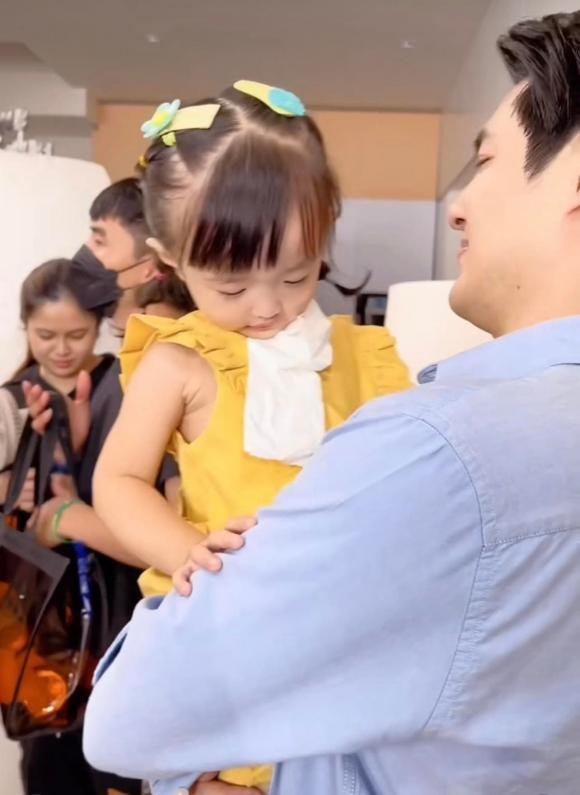 Ông Cao Thắng vừa chụp ảnh vừa chăm con, hành động lau mồ hôi cho bố ...