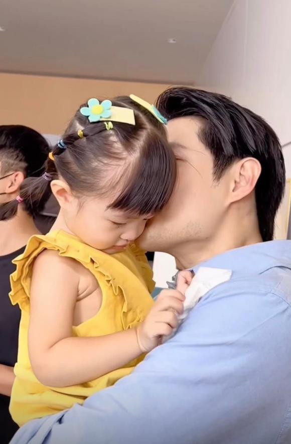 Ông Cao Thắng vừa chụp ảnh vừa chăm con, hành động lau mồ hôi cho bố ...