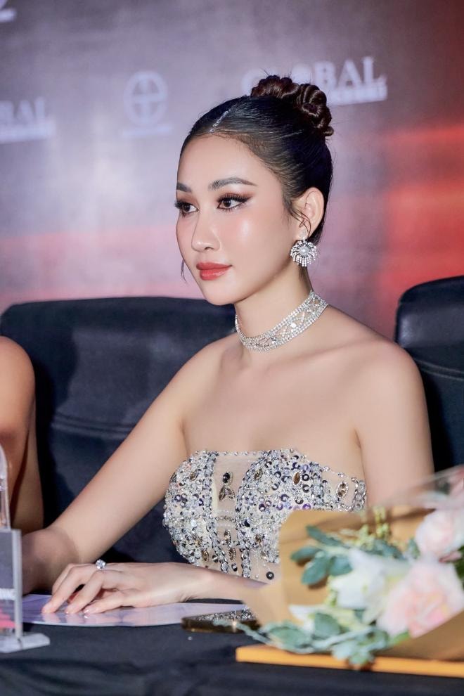 Diện dạ hội cúp ngực, Hoa hậu Đoàn Hồng Trang khoe nhan sắc rạng rỡ ...