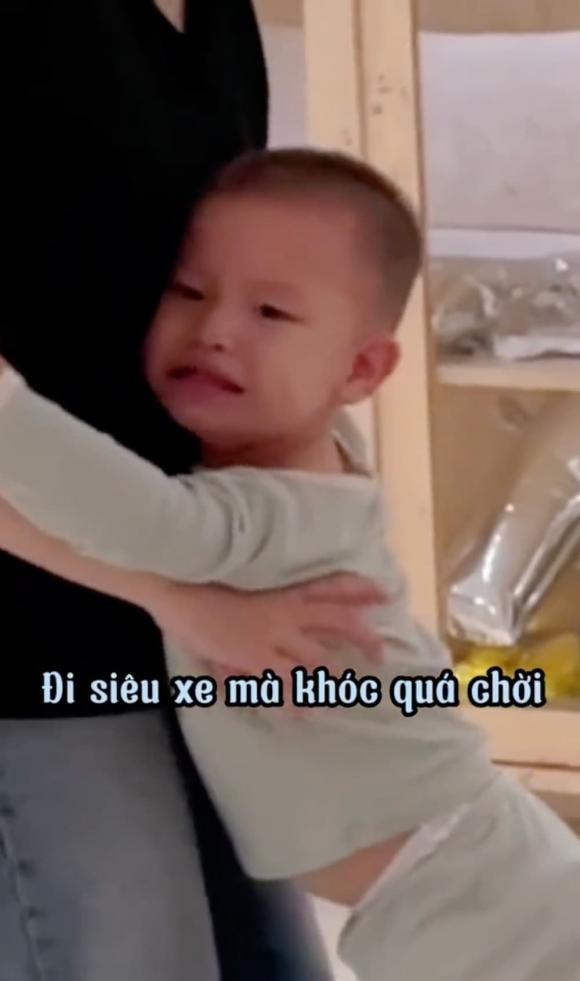 Lisa - Leon mừng sinh nhật vẫn không quên tấu hài, cảnh nhận quà mới cười ra nước mắt