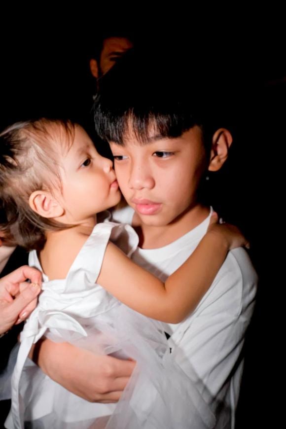 Lisa - Leon mừng sinh nhật vẫn không quên tấu hài, cảnh nhận quà mới cười ra nước mắt