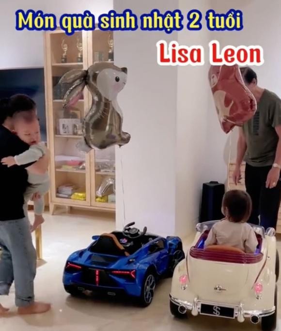 Lisa - Leon mừng sinh nhật vẫn không quên tấu hài, cảnh nhận quà mới ...