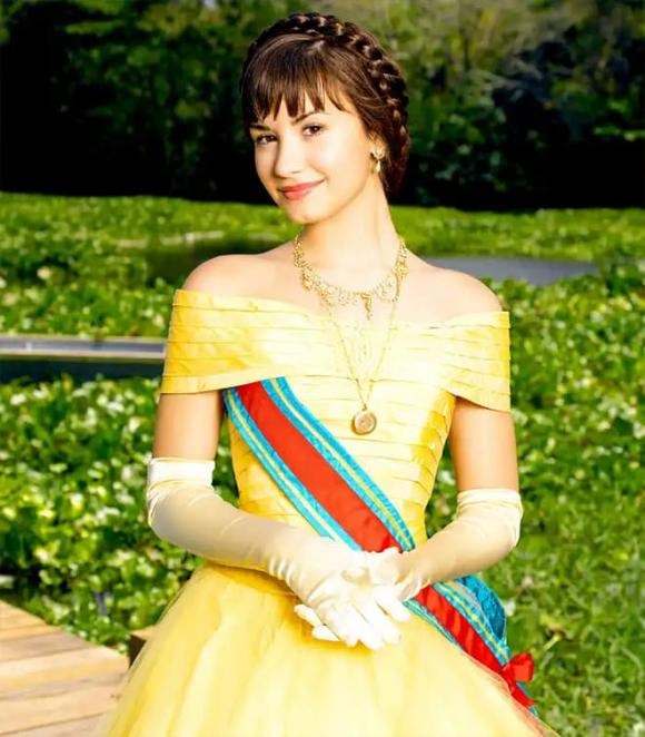 Anne Hathaway, Hilary Duff, Audrey Hepburn và dàn sao nổi tiếng khác ...