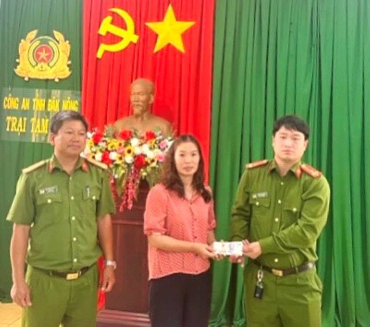 Trả lại tài sản cho người đánh rơi khi làm nhiệm vụ tại Tòa