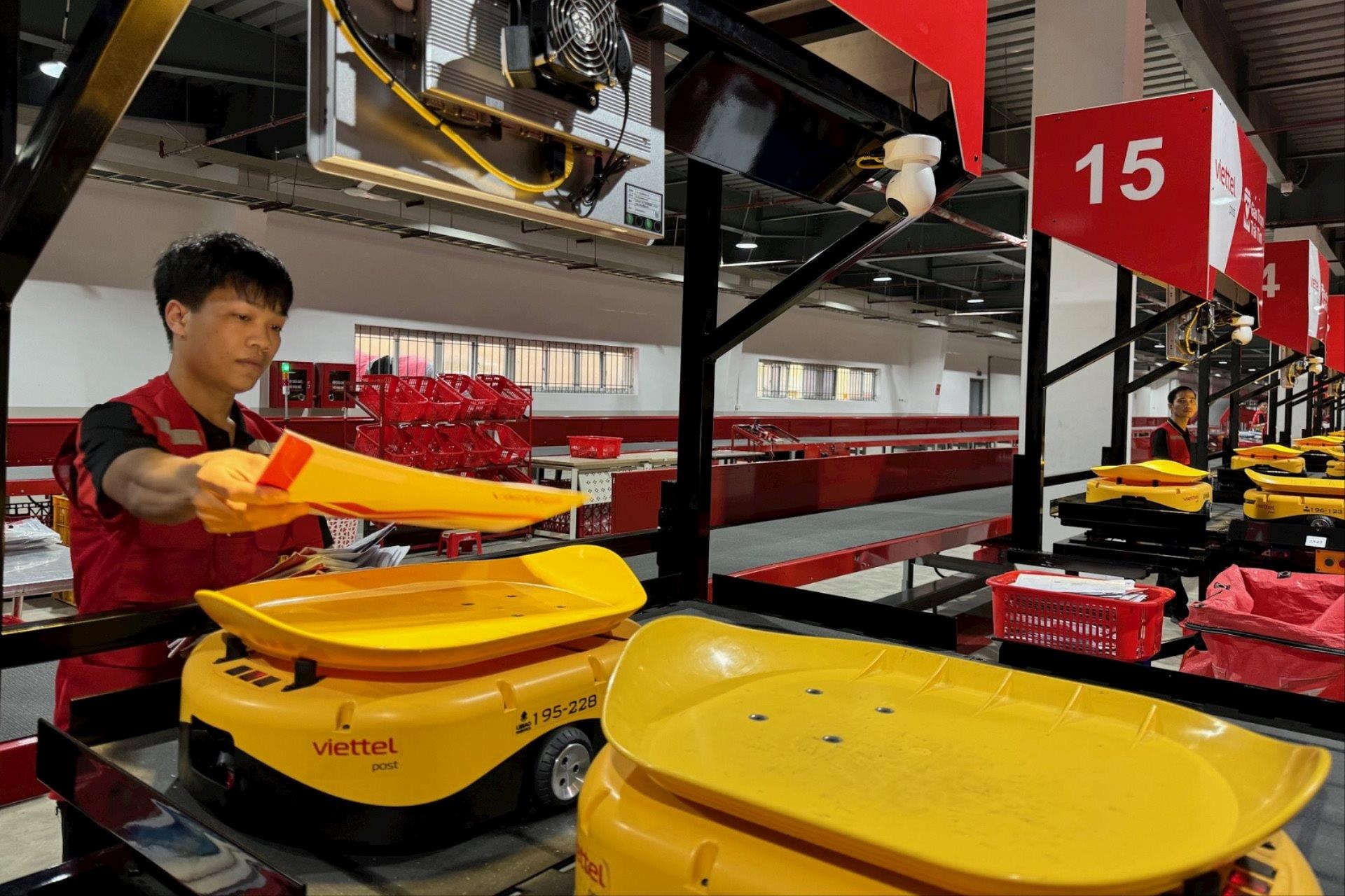 Viettel Post đưa robot tự hành vào chia chọn hàng hóa