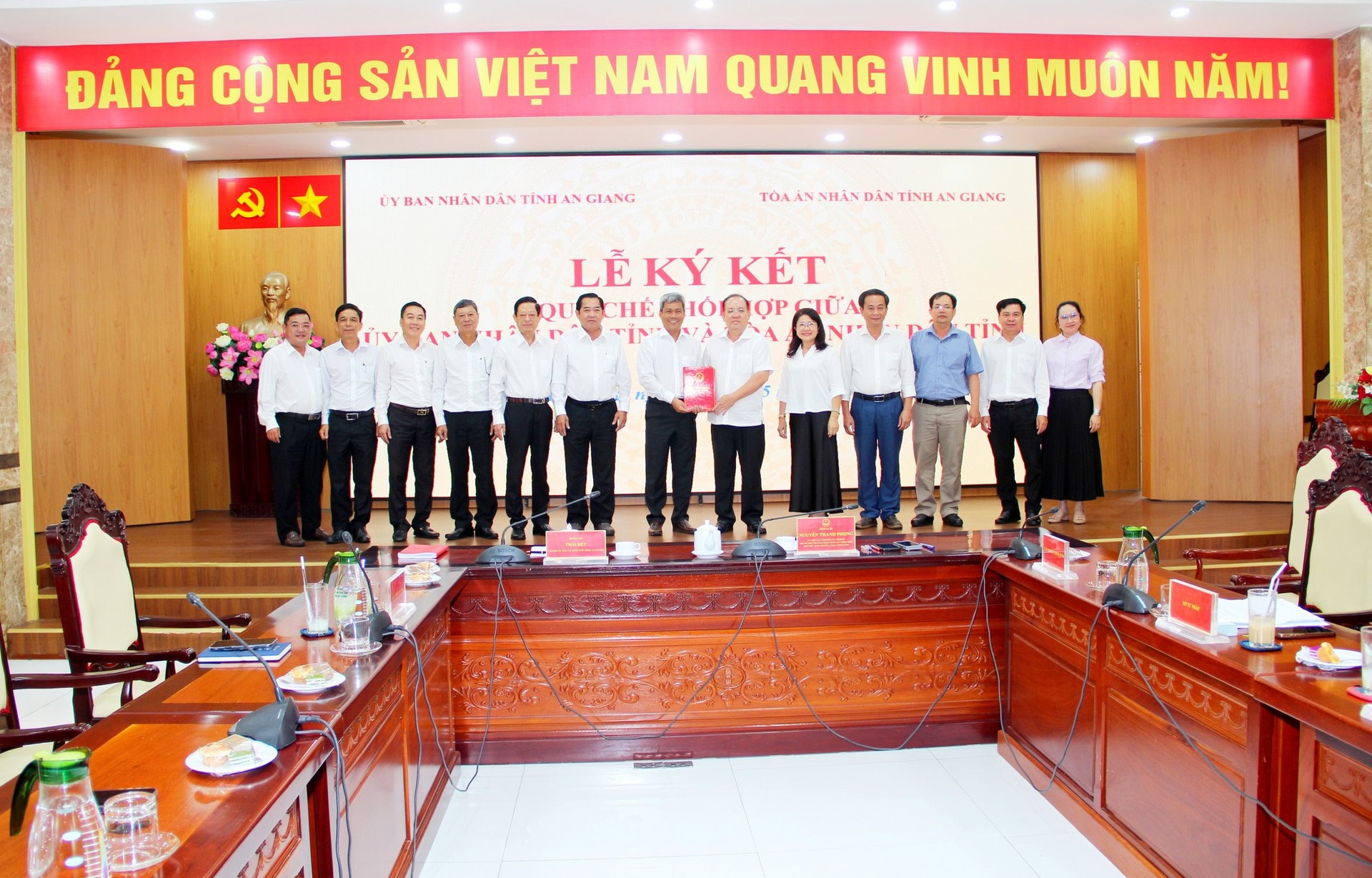 TAND tỉnh và UBND tỉnh An Giang ký kết quy chế phối hợp