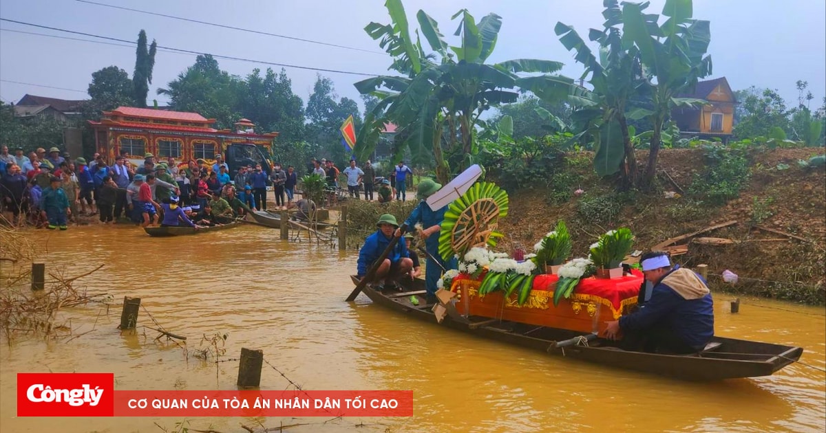 Xót xa cảnh người dân đưa tang trong mưa lũ
