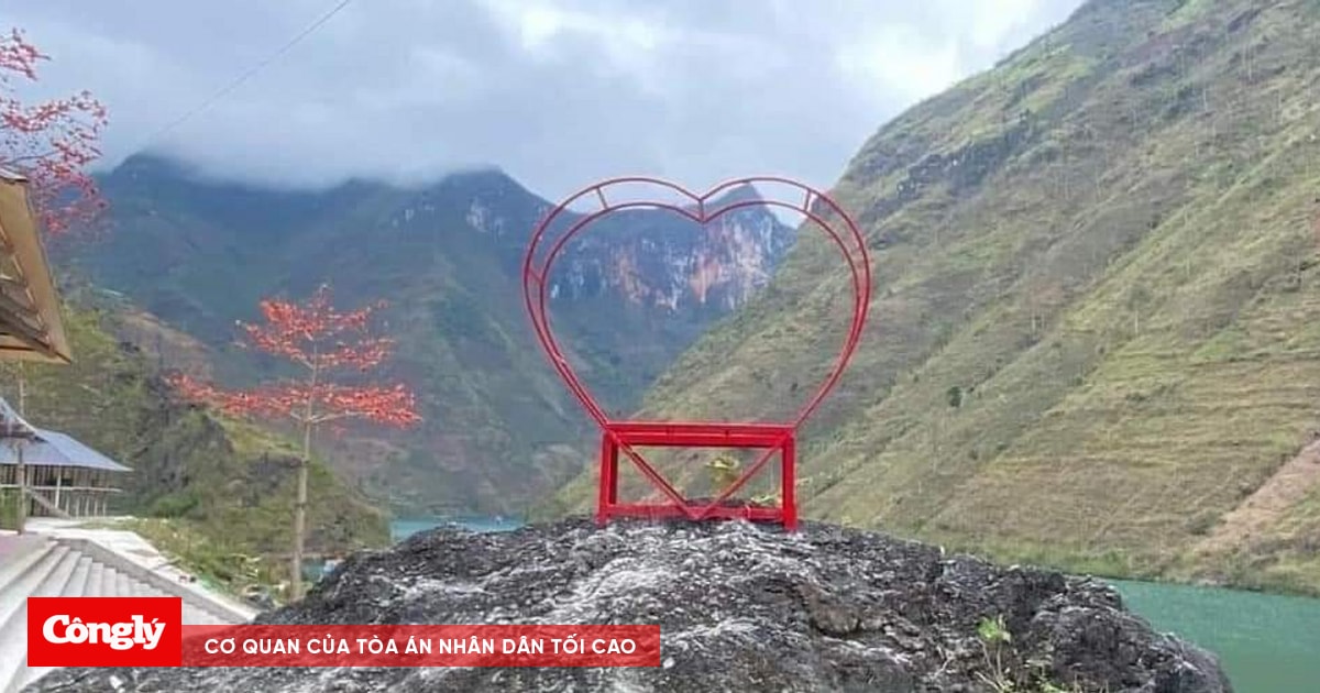 Tháo dỡ “trái tim sắt” bên sông Nho Quế