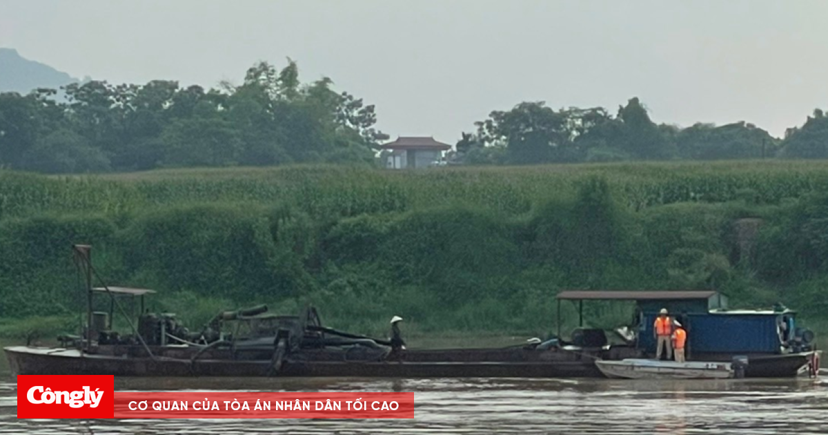 Bắt giữ 2 thuyền sắt đang hút cát trái phép