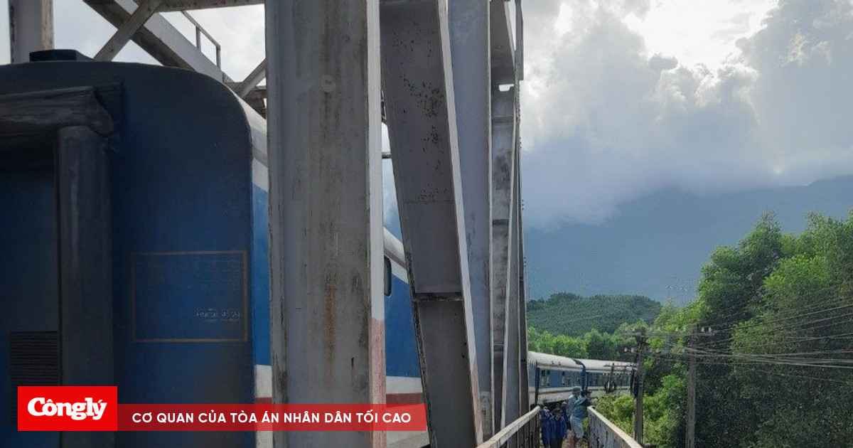 Tàu SE6 trật bánh tại khu vực Lăng Cô