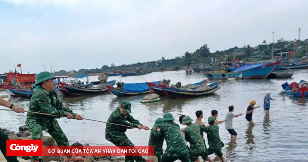 Cứu hộ tàu cá bị chìm tại âu tàu Cửa Tùng