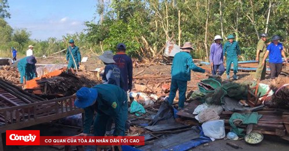 Kiên Giang: Bộ đội xuyên đêm giúp dân khắc phục hậu quả lốc xoáy