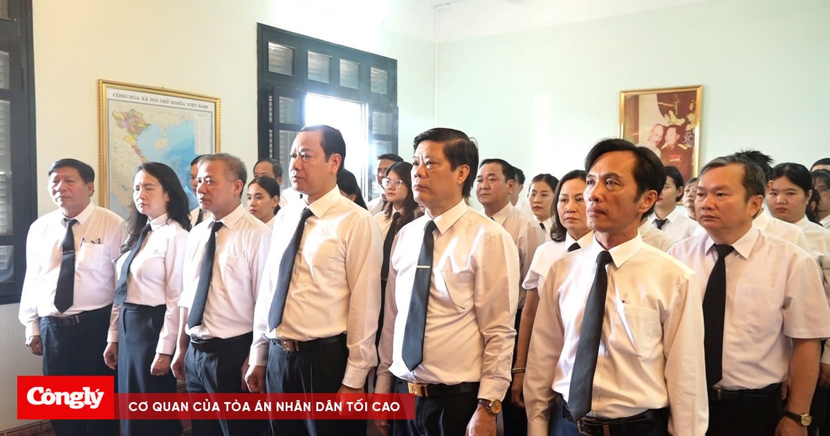 TAND TP Huế tổ chức dâng hoa, dâng hương tưởng nhớ Bác Hồ