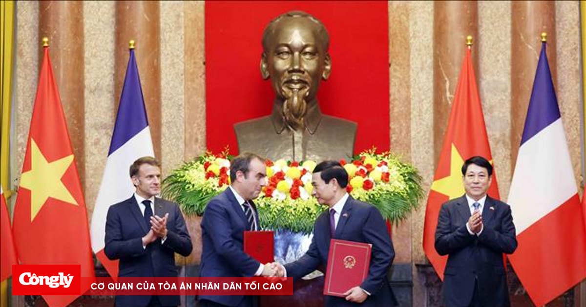 Chủ tịch nước Lương Cường và Tổng thống Pháp chứng kiến lễ trao văn ...