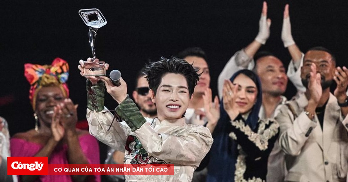 Thủ tướng gửi thư chúc mừng ca sĩ Đức Phúc giành Quán quân Intervision 2025