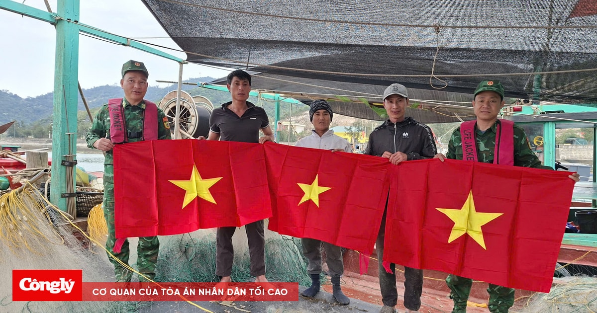Đến từng tàu cá vận động ngư dân tham gia ngày hội bầu cử