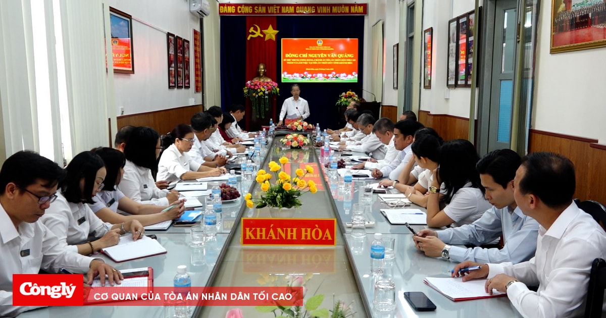 Chánh án TANDTC Nguyễn Văn Quảng làm việc tại TAND tỉnh Khánh Hòa