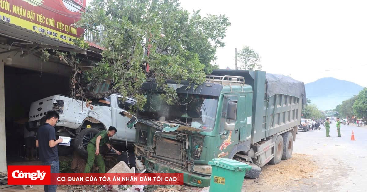 Xe tải Hovo mất lái lao vào nhà dân, húc văng xe bán tải