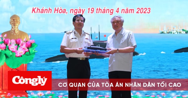 Chánh án TANDTC Nguyễn Hòa Bình thăm cán bộ, chiến sĩ Lữ đoàn tàu ngầm 189